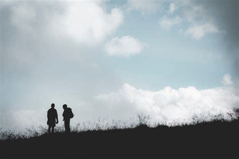 무료 이미지 하늘 People In Nature 구름 화이트 검은 대기 현상 자연 경관 검정색과 흰색 스냅 사진 사진술 서 있는 흑백 사진 분위기