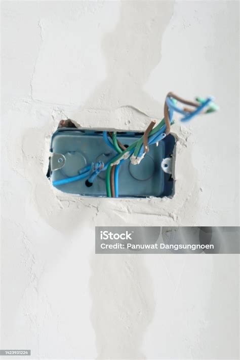 석고 아래의 전기 배선 콘크리트에 소켓을위한 숨겨진 설치 케이블 주택 및 아파트 개념의 개조 수리 및 개발 0명에 대한 스톡 사진 및 기타 이미지 Istock