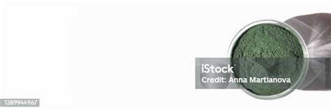 천연 첨가물과 슈퍼 푸드 흰색 배경에 유리에 녹색 스피루리나 조류 분말 건강한 라이프 스타일 개념 유기농 식품 배너 복사 공간 스피룰리나 박테리아에 대한 스톡 사진 및 기타