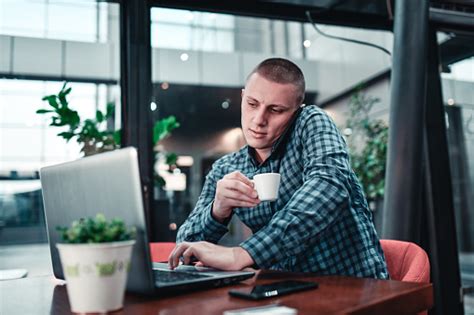 현대 남성 프리랜서 전화와 커피 시간 동안 노트북에 작업 기업 재무와 산업에 대한 스톡 사진 및 기타 이미지 기업 재무와 산업 남성 남자 Istock