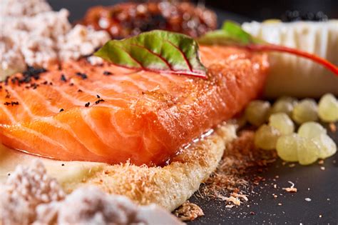 계란과 야채와 클로즈업 연어 스테이크 필레 레스토랑 메뉴 다른 요리의 사진 시리즈 연어 해산물에 대한 스톡 사진 및 기타 이미지