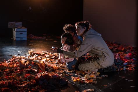 მინის თეატრი The Glass Theatre მინის თეატრი სპექტაკლში „ტრამვაი სახელად სურვილი