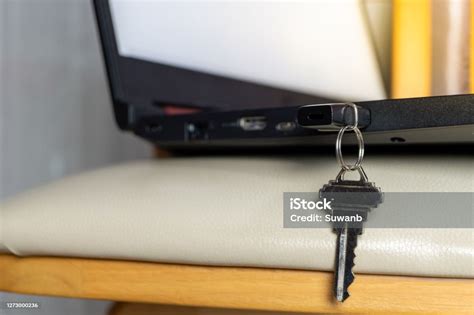 암호화로 데이터 도난을 방지하기 위한 키 및 노트북 컴퓨터 아이디어 개념에 대한 스톡 사진 및 기타 이미지 개념 노트북 데이터 Istock