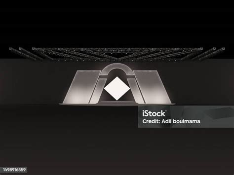 큰 정사각형 프로젝션 스크린 전면이 있는 이벤트 흰색 무대 맞춤형 무대 디자인 천장 스포트라이트 시스템 홀의 플랫폼 요소 그래픽 리소스 프로젝션을 위한 빈 화면 시스템입니다