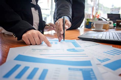 팀웍 프로세스 문서 및 회의에서 아이디어를 논의 하는 사무실에서 일 하는 기업 들 가리키기에 대한 스톡 사진 및 기타 이미지