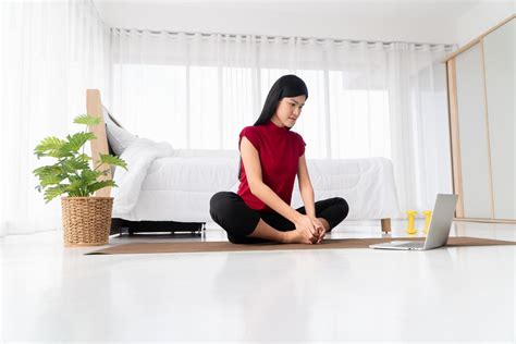Portr Tt Av Frisk Ung Asiatisk Kvinna Som Ut Var Yoga Vningar Som Sitter I Sovrummet Och L R Sig