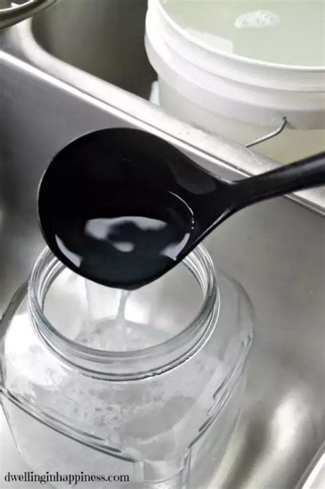 洗衣液再也不用买，自己做的不伤皮肤，不伤衣服，超好闻！ 每日头条