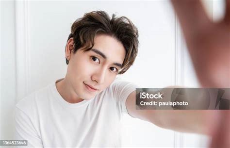 젊은 잘 생긴 아시아 남자의 초상화는 스마트 폰 셀카를 사용하여 흰색 배경에 안녕을 말한다 행복한 아시아 사람 온라인 인플루언서 블로거 교육 기술 연결 사람 남자 라이프