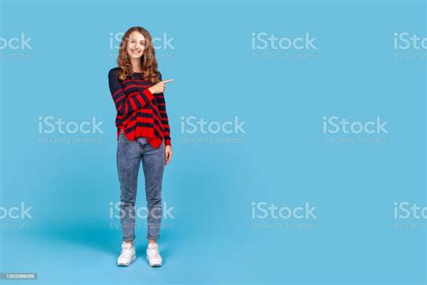 여자는 옆으로 손가락을 가리키고 상업 텍스트에 대한 복사 공간을 보여주는 아이디어 프리젠 테이션빈 벽 20 24세에 대한 스톡 사진 및 기타 이미지 Istock