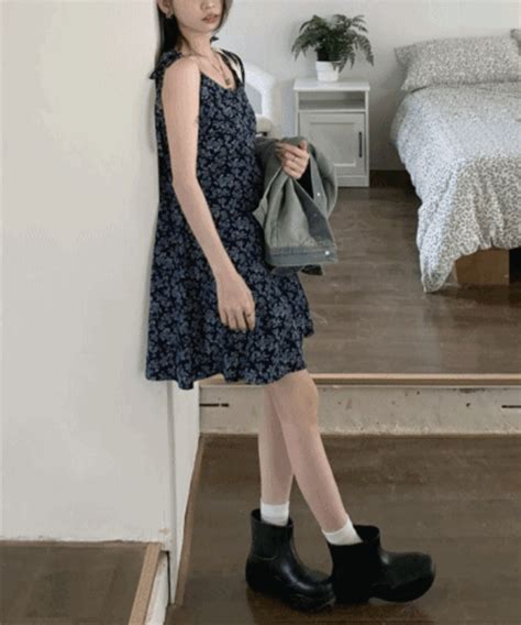 [러블리 휴가룩 ] 잔꽃 끈나시 슬림핏 미니 원피스