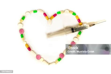 다양한 의약품과 알약 흰색 배경에 고립 심장과 주사기모양으로 줄 지어 있는 알약이 심장을 통과합니다 맨 위 보기입니다 0명에 대한 스톡 사진 및 기타 이미지 Istock