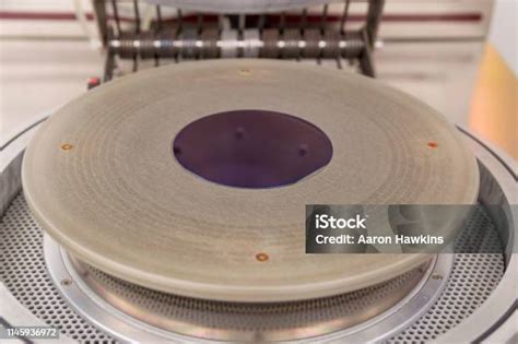 실리콘 반도체 마이크로칩 제조 산업에서 사용 되는 증 착 코팅 기의 실리콘 웨이퍼 컴퓨터 웨이퍼에 대한 스톡 사진 및 기타 이미지 컴퓨터 웨이퍼 반도체 웨이퍼
