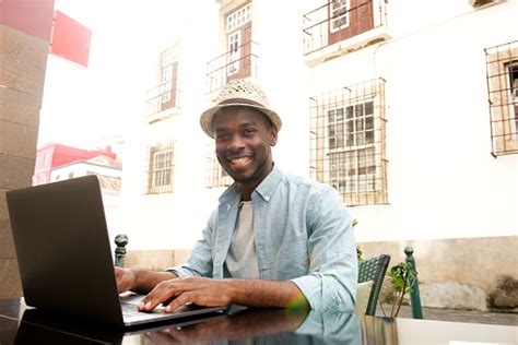카페에서 야외 노트북 컴퓨터와 젊은 아프리카계 미국인 남자를 웃 고 남자에 대한 스톡 사진 및 기타 이미지 남자 야외 20 29세 Istock