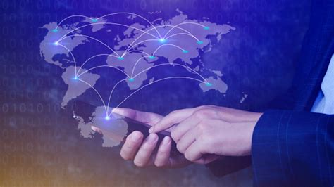 글로벌 비즈니스 전자 상거래 온라인 마케팅 개념 비즈니스 시장에서 세계 지도와 함께 스마트폰을 터치하는 디지털 태블릿을 사용하는 사업가 송금에 대한 스톡 사진 및 기타