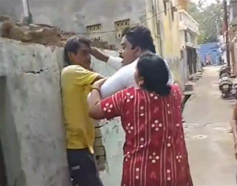 Video Of Bjp Leader Being Beaten Up In Property Dispute संपत्ति विवाद में भाजपा नेता ने की