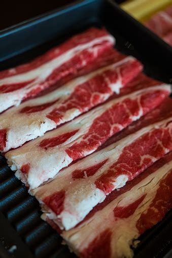 스키야키와 샤브샤브를 위한 완벽한 대리석 질감의 프리미엄 품질의 얇게 썬 쇠고기 고기 0명에 대한 스톡 사진 및 기타 이미지 0명 건강한 생활방식 건강한 식생활