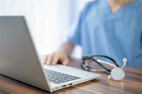 병원에서 일하는 컴퓨터를 사용하는 의사 데이터 환자 문서를 확인하는 컴퓨터를 사용하는 의사 건강 관리 병원 배경에 컴퓨터를 사용하는 의사 건강 진단에 대한 스톡 사진 및