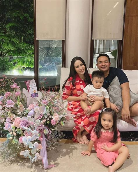 Disebut Wajahnya Tua, 10 Potret Bahagia Keluarga Momo Geisha