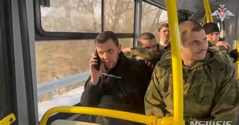 버스 타고 귀환하는 러시아군 포로들