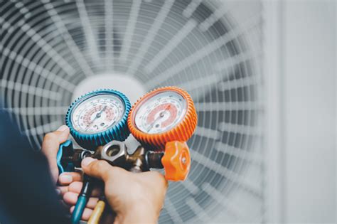 에어컨 기술자 및 새로운 에어컨을 설치 하는 준비의 일부 에어컨에 대한 스톡 사진 및 기타 이미지 에어컨 원기 회복 식힘망 Istock
