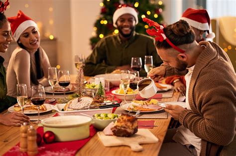 크리스마스 파티 친구들의 저녁 식사 축하 행사에서 음식 와인 식탁을 먹는다 행복한 남자 미소 짓는 여자 다양성 사교 모임 행사 명절 기쁨과 단체 잔치 20 24세에 대한