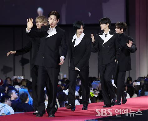 Throwback Txt Brings Heart Hand Charisma To The Sbs Music Awards Red