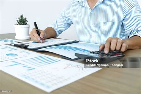 사업가 회계사 만드는 작업 감사 및 계산 비용 연간 재무 보고서 대차 대조표 재무제표 금융 검사를 검사 하는 종이에 메모를 만들기를 하 고 경제에 대한 스톡 사진 및 기타