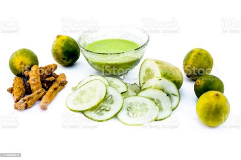 오이 얼굴 팩 흰색 즉 오이 슬라이스 또는 오이 펄프 잘 그릇에 심 황 분말과 일부 레몬 주스와 표면에 존재 하는 전체 원시 재료와 혼합 마사지에 대한 스톡 사진 및 기타