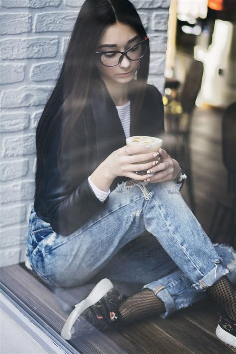 Девушка в кафе с кофе окно Caffè Lunedi Donne