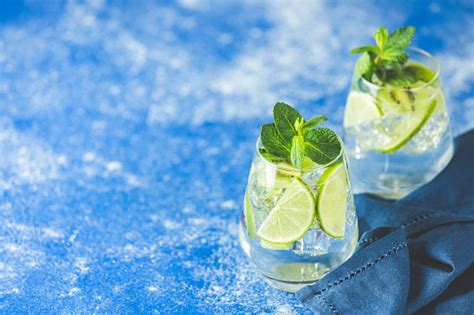 두 개의 해독 물 또는 모히토 민트와 여름 밝은 음료 육즙이 많은 과일과 민트의 상쾌한 음료와 주스 키위 라임 민트와 물론 얼음모히토의 새로운 종류 0명에 대한 스톡 사진