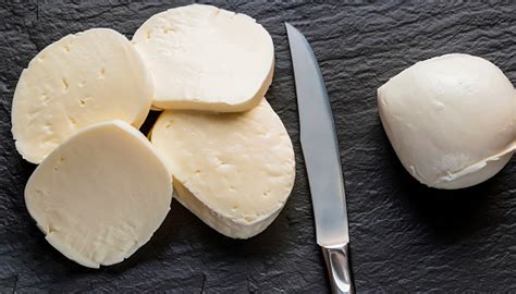 돌 표면에 얇게 썬 모짜렐라 치즈와 은색 칼의 매크로 샷 평면도돌 표면에 얇게 썬 모짜렐라 치즈와 은색 칼의 매크로 샷 평면도 0명에 대한 스톡 사진 및 기타 이미지