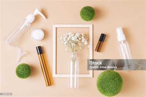 밝은 갈색 배경에 어둡고 투명한 유리로 만든 화장품에 대한 빈 병의 모형 바디 앤 페이스 트리트먼트 와 스파 천연 미용 제품 마사지 오일 공간을 복사합니다 플랫 레이