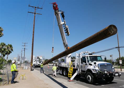 Sce Crews Juggle High Heat Approaching Hurricane Energized By Edison