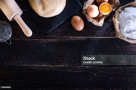제빵 재료 반죽 밀가루 나무로 되는 숟가락 회전 핀 계란 달걀 노 른 자 흰 배경에 텍스트에 대 한 여유 공간 0명에 대한 스톡 사진 및 기타 이미지 Istock