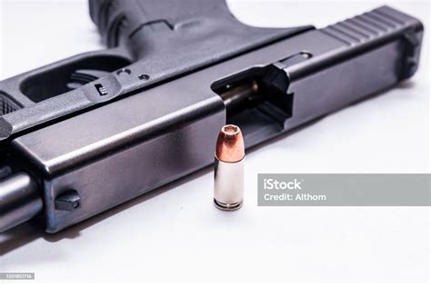 슬라이드가 있는 검은색 9mm 반자동 슬라이드가 9mm 중공 점 탄환을 옆에 두면 0명에 대한 스톡 사진 및 기타 이미지 0명 권총 무기 Istock