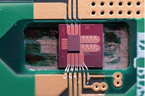 An Energy Efficient Transmitter Based On A Cmos Chip And Silicon