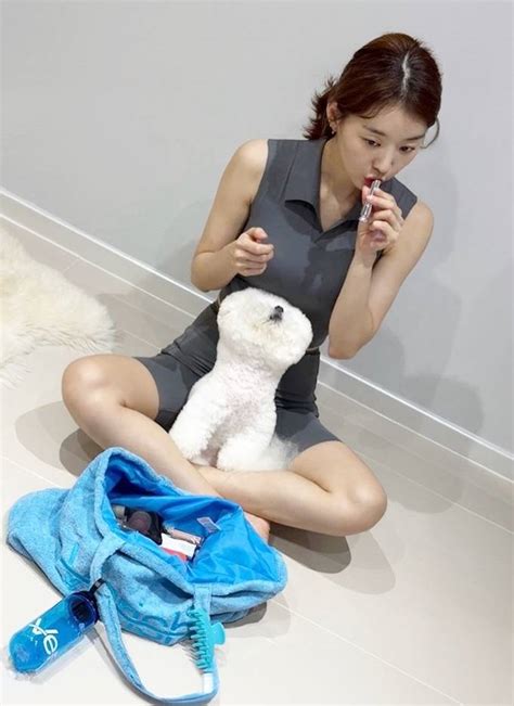 패션엔 장희진 예쁘긴 한데 너무 파격 군살제로 초밀착 레깅스 바디슈트 외출룩