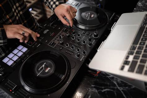 Hercules DJControl Inpulse T Motorized Platters Under