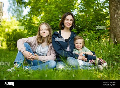 Junge Mädchen Bruder Schwestern Geschwister Fotos Und Bildmaterial In