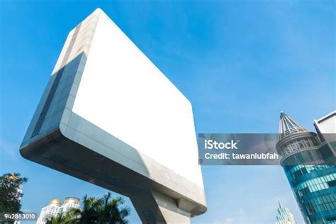 빈 광고 판입니다 옥외 광고에 대 한 빈 포스터입니다 푸른 하늘 및 현대 건물 빈 광고 판입니다 큰 빈 광고 판 광고에 대 한입니다 간판에 대한 스톡 사진 및 기타 이미지