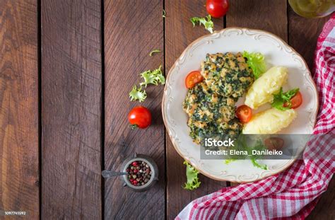 구운된 스테이크 다진 시금치 치킨 필렛와 으깬 감자 반 찬 유럽 요리입니다 식이 음식 상위 뷰 가금류에 대한 스톡 사진 및 기타 이미지 Istock