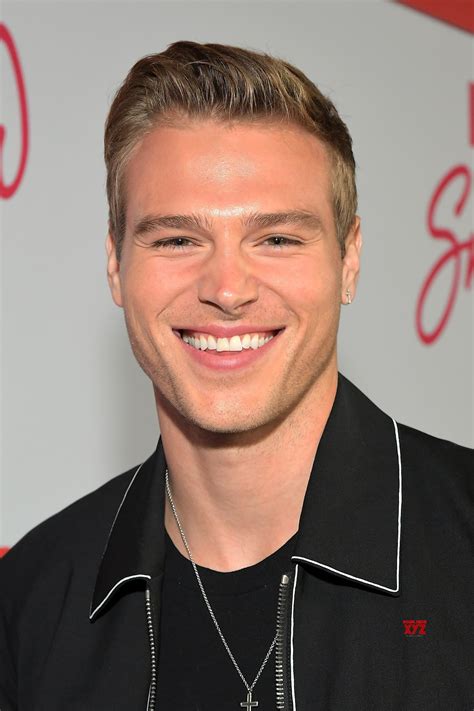 헐리우드 미국 여성들이 뽑은 가장 잘생긴 미국 남자 Matthew Noszka 눈호강 오지는 짤털이