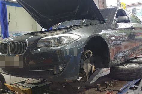 Bmw528i 하체소음 및 브레이크 밟을 때 핸들떨림 어퍼암 브레이크패드 교체 디스크 연마작업 전주흡기크리닝전주dpf크리닝전주인젝터크리닝 보쉬카서비스 송천점