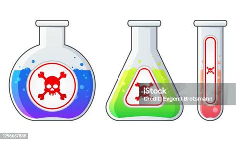 파란색 녹색 및 분홍색 위험한 독액체가있는 다양한 형태의 화학 유리 플라스크 붉은 두개골과 십자가가있는 흰색 라벨 화학 무기 산 또는 독 만화 일러스트레이션 개체 그룹에