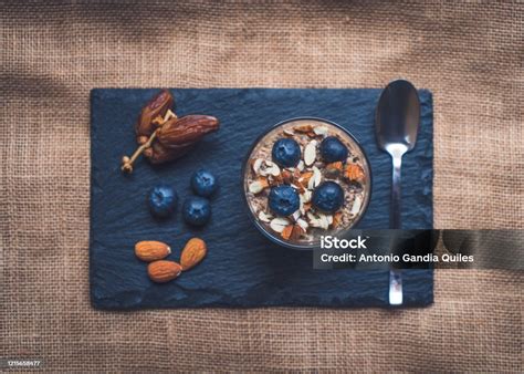 귀리 으깬 바나나 치아 씨앗 블랙베리 아몬드 아몬드 우유를 소박한 커튼 위에 얹은 아침 식사 그릇 0명에 대한 스톡 사진 및 기타 이미지 Istock