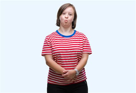 재미 있은 얼굴 뺨 피 격리 된 배경 위에 다운 증후군 젊은 성인 여자 입 어 미친 식으로 팽창 가득 찬에 대한 스톡 사진 및 기타 이미지 Istock