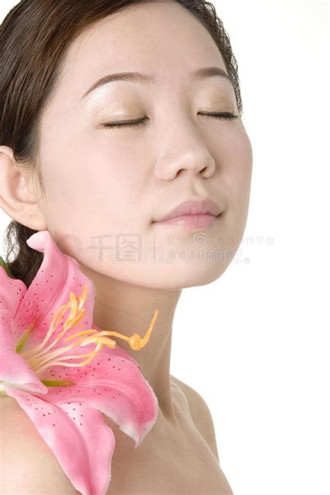 百合花高清图片 粉色百合花的女性 粉色百合花的女性图片免费下载 千图网Pro