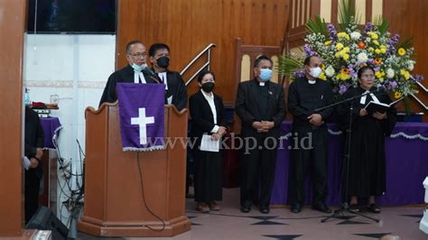 Ibadah Pemberangkatan Jenazah Ibu Tiodortina Manurung Di Hkbp