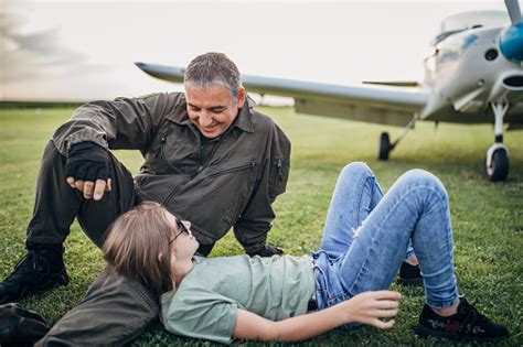 프로펠러 비행기로 풀밭에서 휴식을 취하는 조종사와 그의 딸 10 11세에 대한 스톡 사진 및 기타 이미지 10 11세 2명 가족 Istock