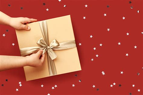 아이들의 손은 선물상자와 함께 들고 있다 반짝반짝 귀여운 축제 배경 크리스마스 새해 또는 생일을위한 개념적 배경 12월에 대한 스톡 사진 및 기타 이미지 Istock